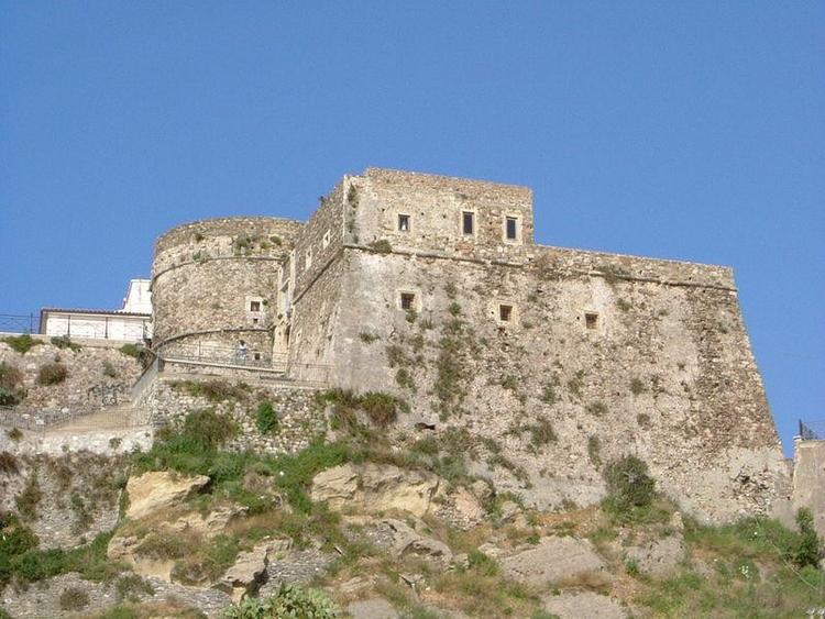 Viaggio tra i castelli di Calabria, alla scoperta di quelli medievali ...