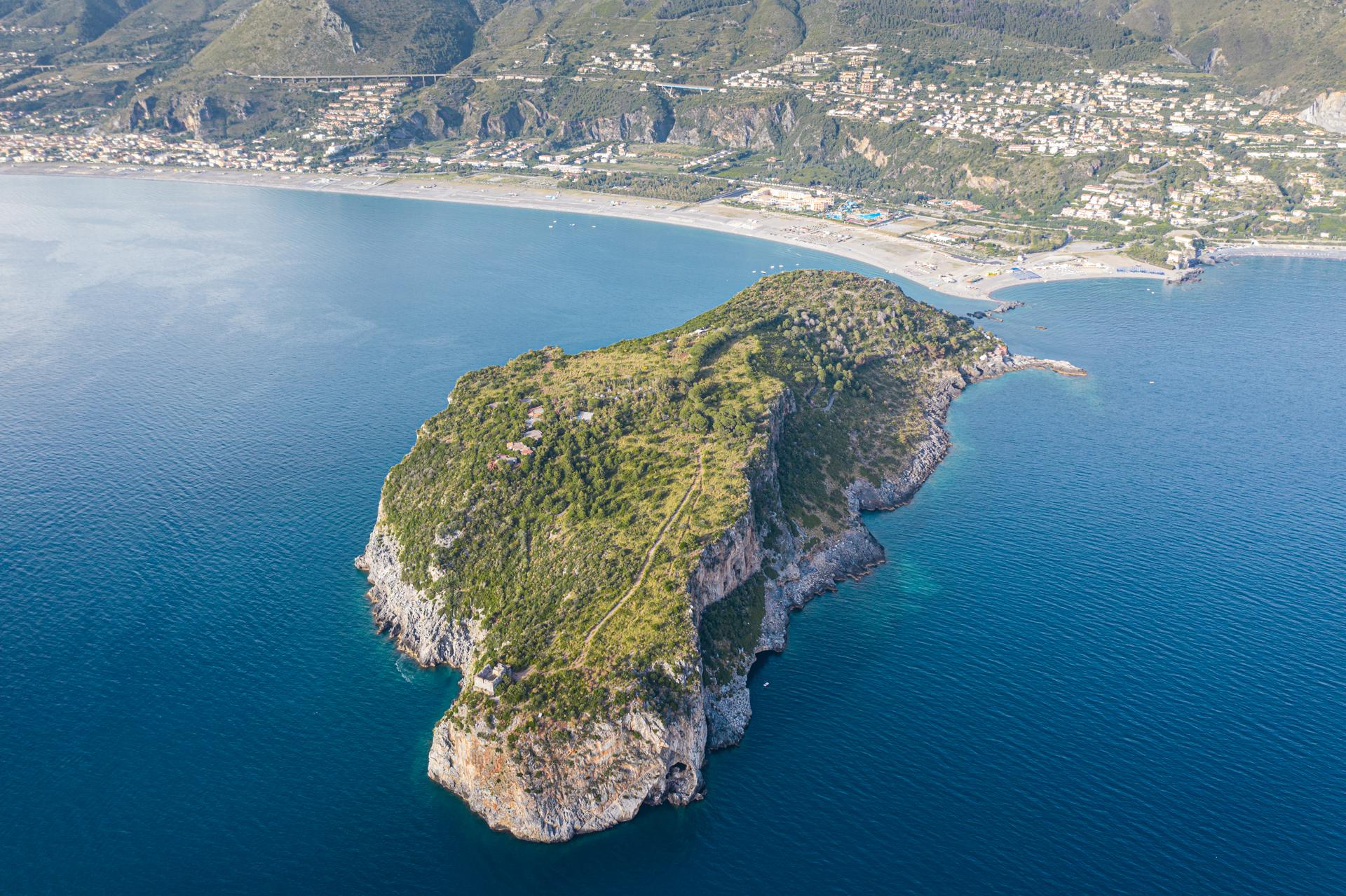 Escursione in barca tra le grotte dell'Isola di Dino | Calabria ...